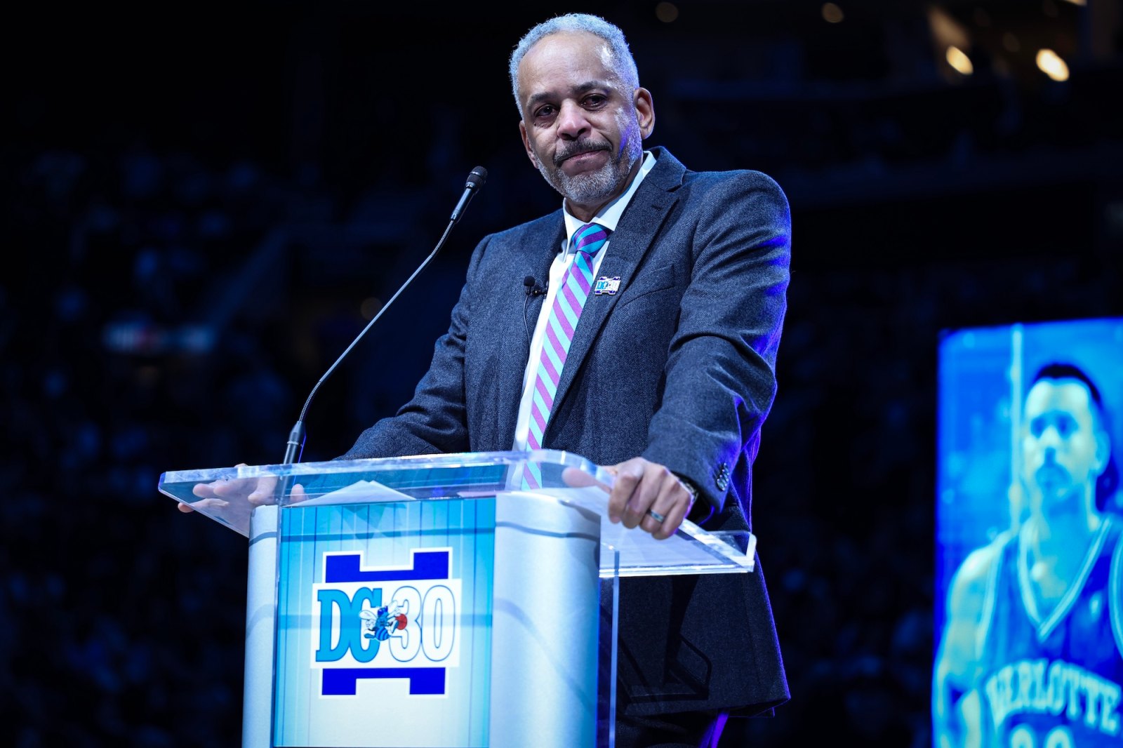 NBA Alum Dell Curry Cries as Hornets Retire His Number
