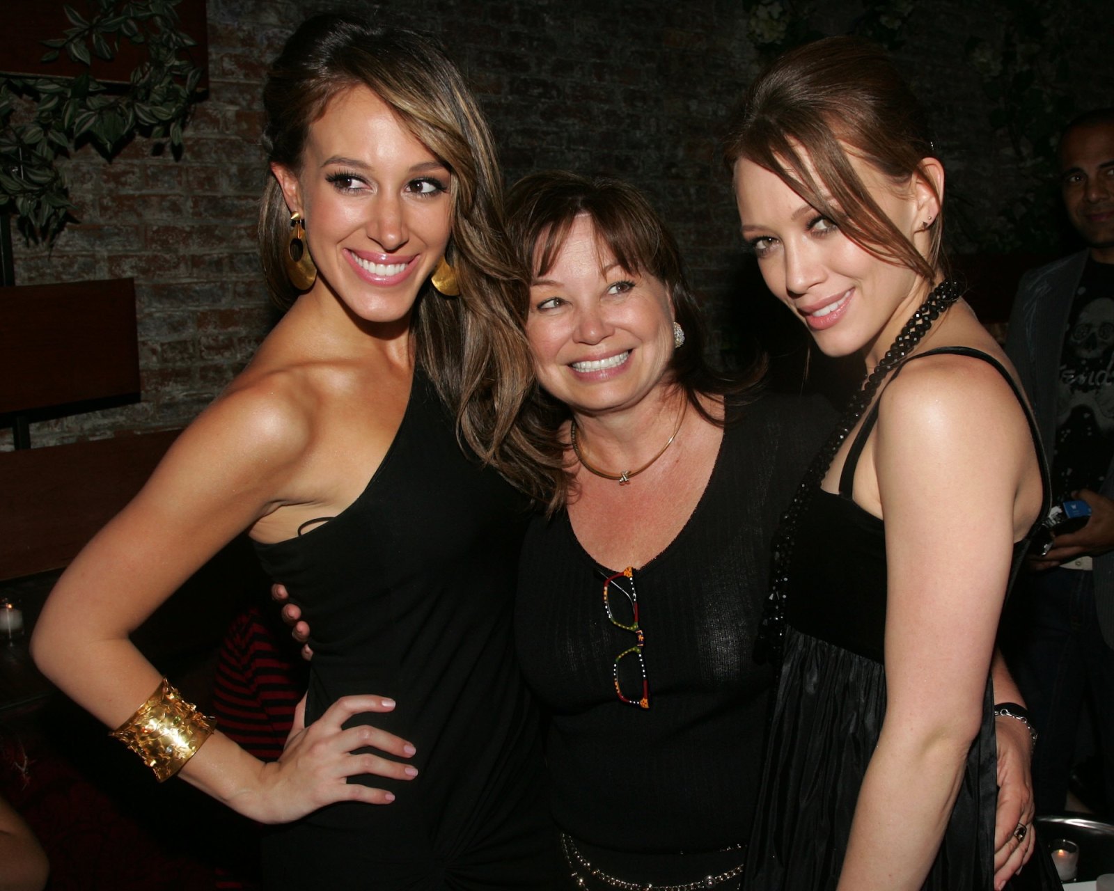 Hilary Duff Defends Her Mom After Frankie Muniz Comment