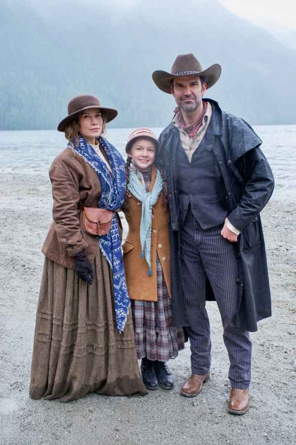Benjamin Ayres on Hope Valley Romance With Bethany Joy Lenz