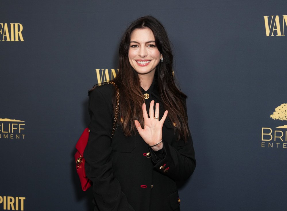 Anne Hathaway Styled These Chic Alo Sweatpants With Clogs