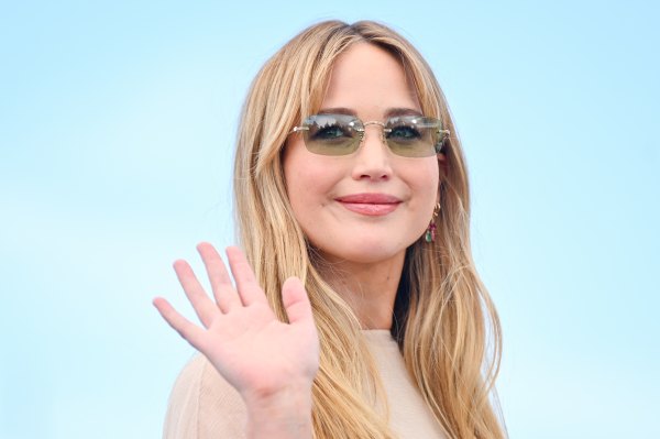 Jennifer Lawrence's Yellow Loafers Nail the Slip-on Shoe Trend