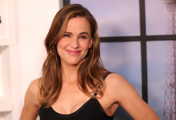 Jennifer Garner's Retro Sneakers Give Jeans a Cool-Girl Twist