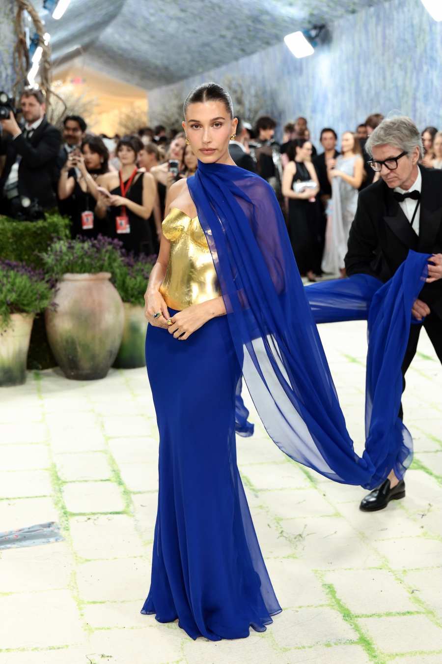 Hailey Bieber Shines in Gold at Met Gala 2026 Without Justin