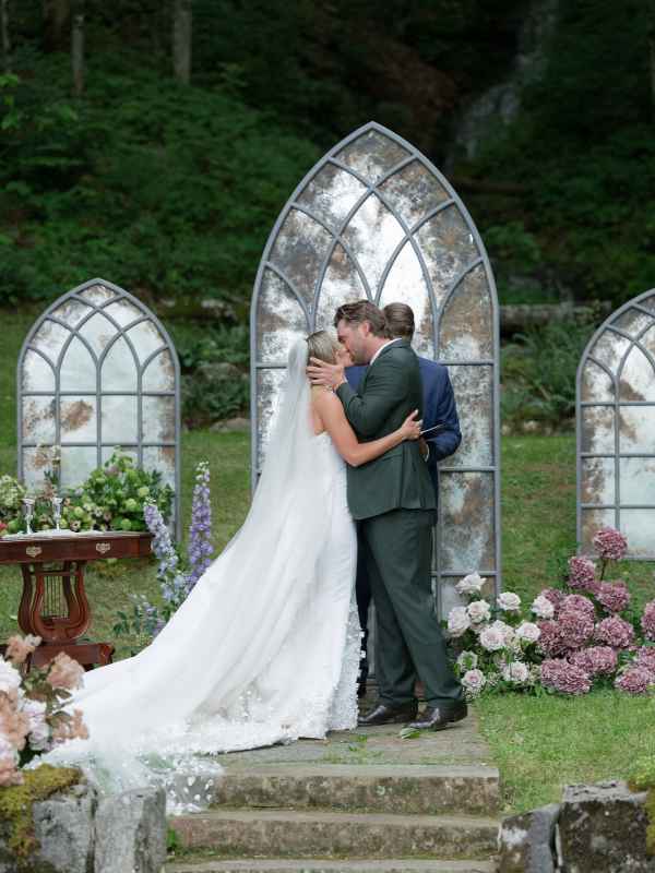 Lainey Wilson Marries Devlin ‘Duck’ Hodges: Inside Ceremony