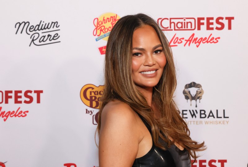 Chrissy Teigen’s Barrel Jeans Are Summer’s Cool-Girl Denim Trend