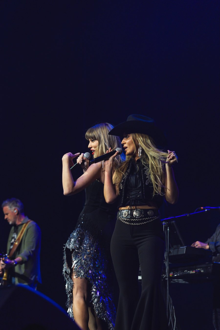 Taylor Swift Gives Surprise Show at Tight End University