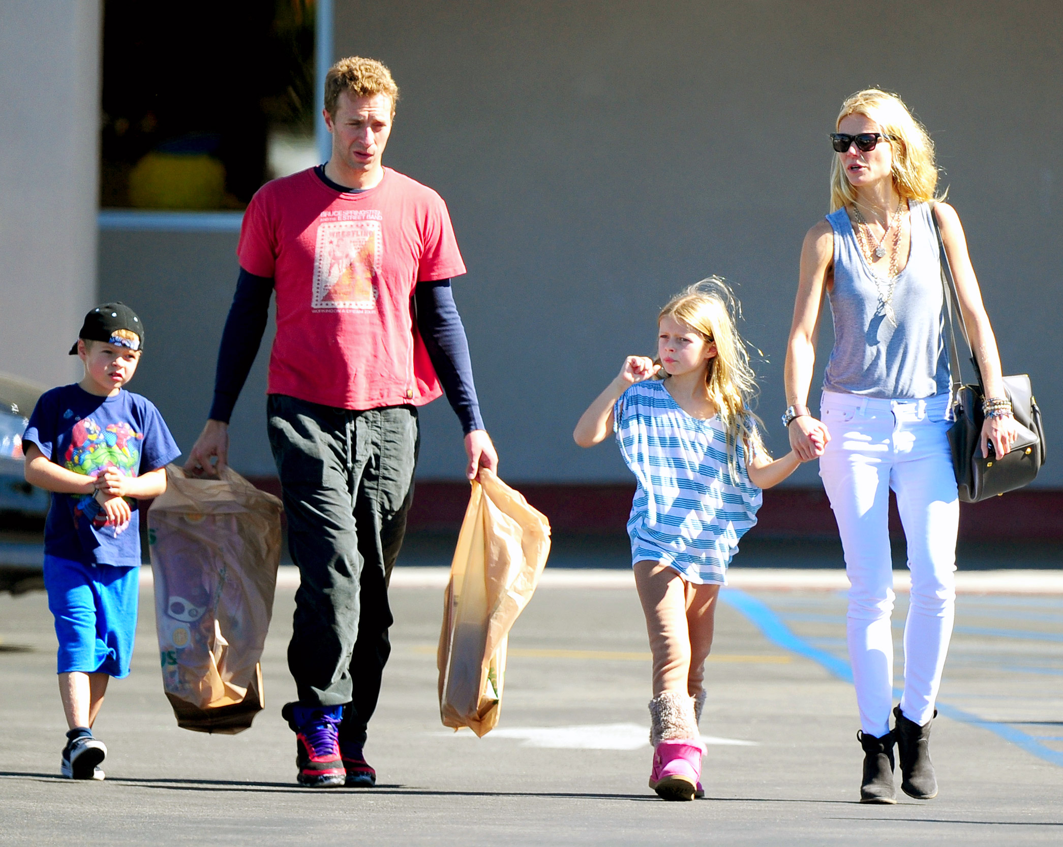 PICTURE: Gwyneth Paltrow, Chris Martin Shop at Toys "R" Us With Kids ...