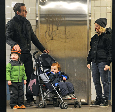 Amy Poehler, Will Arnett Reunite To Spend Christmas Together With Sons ...