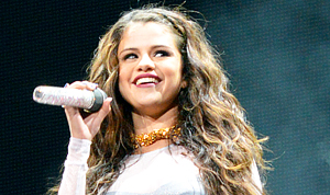 Selena Gomez Falls Off Stage During Concert: Video