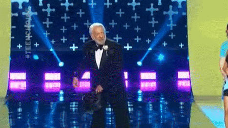 Donald Sutherland Pelts Teen Choice Awards Audience With Berries: GIF