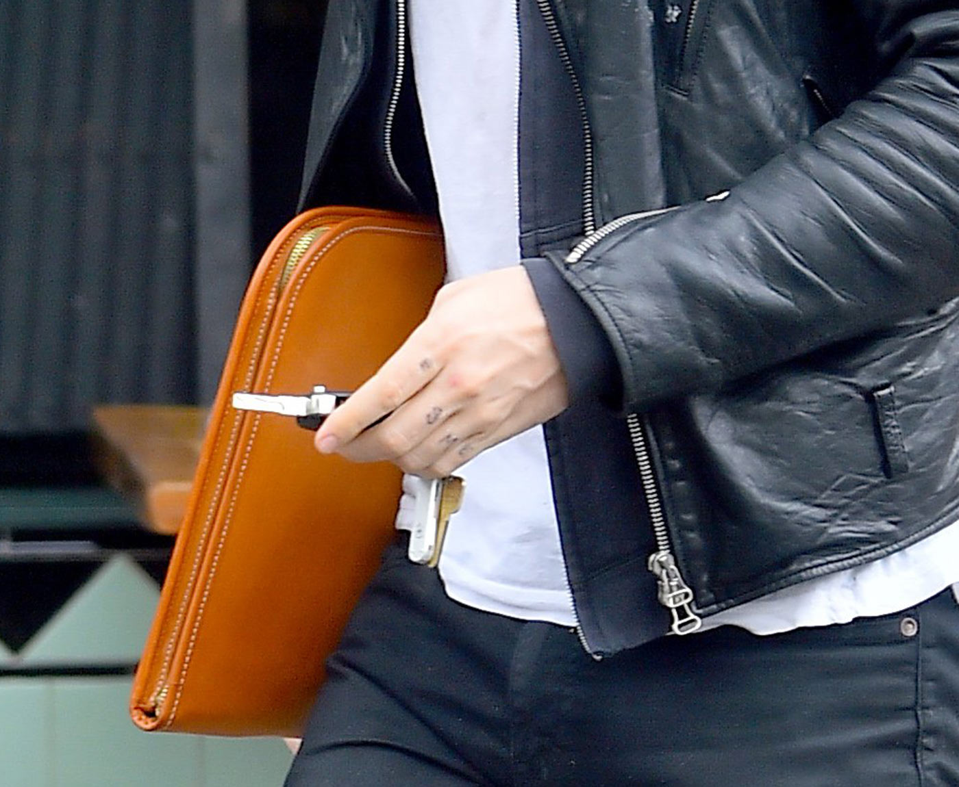 Ryan Gosling Writes Daughter Esmeralda's Name On His Hand: Cute Photo!