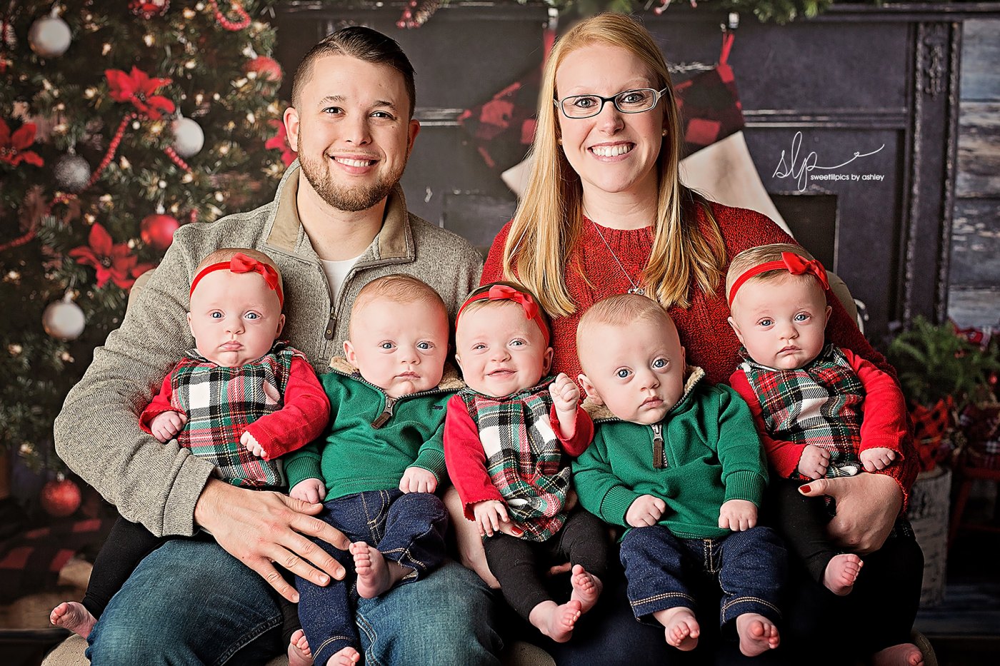 Baby Quintuplets Pose for Christmas Photos