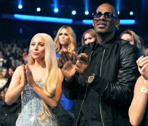 Ariana Grande Wins at AMAs, Applauded by Lady Gaga and Kelly Clarkson