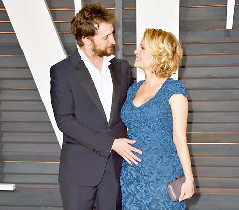 Noah Wyle's Wife Sara Wells Is Pregnant, Debuts Bump at Oscars 2015