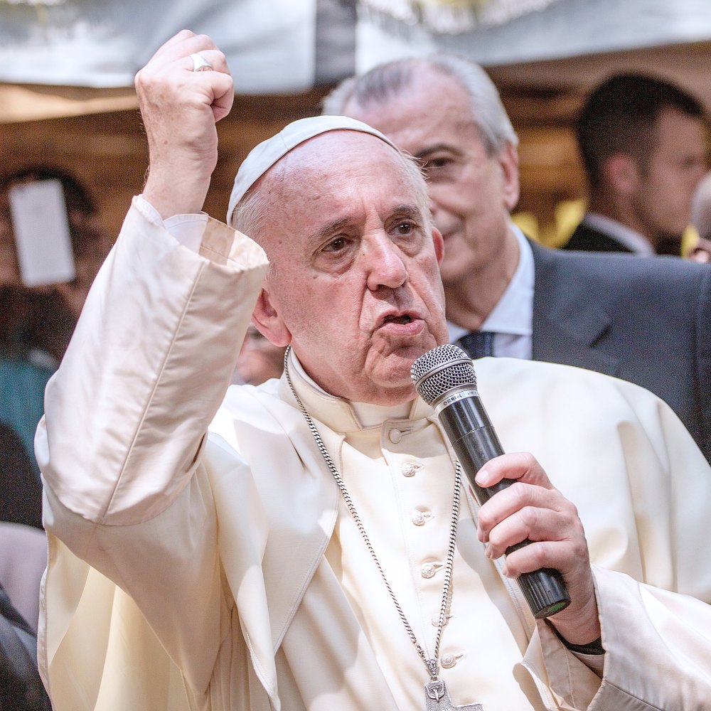 Pope Francis Mic Checks Like a Rapper in Funny Viral Photos: Reactions