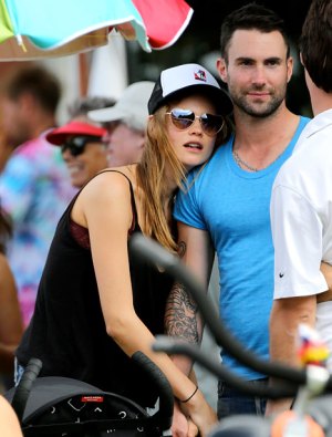 Adam Levine Kisses Victoria's Secret Model Behati Prinsloo in Hawaii ...