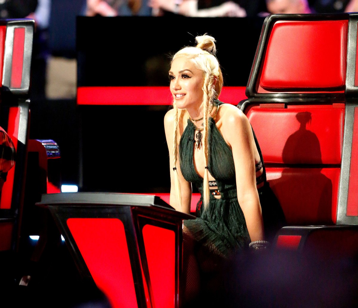 Blake Shelton Sings “Gonna” as Gwen Stefani Watches on Voice