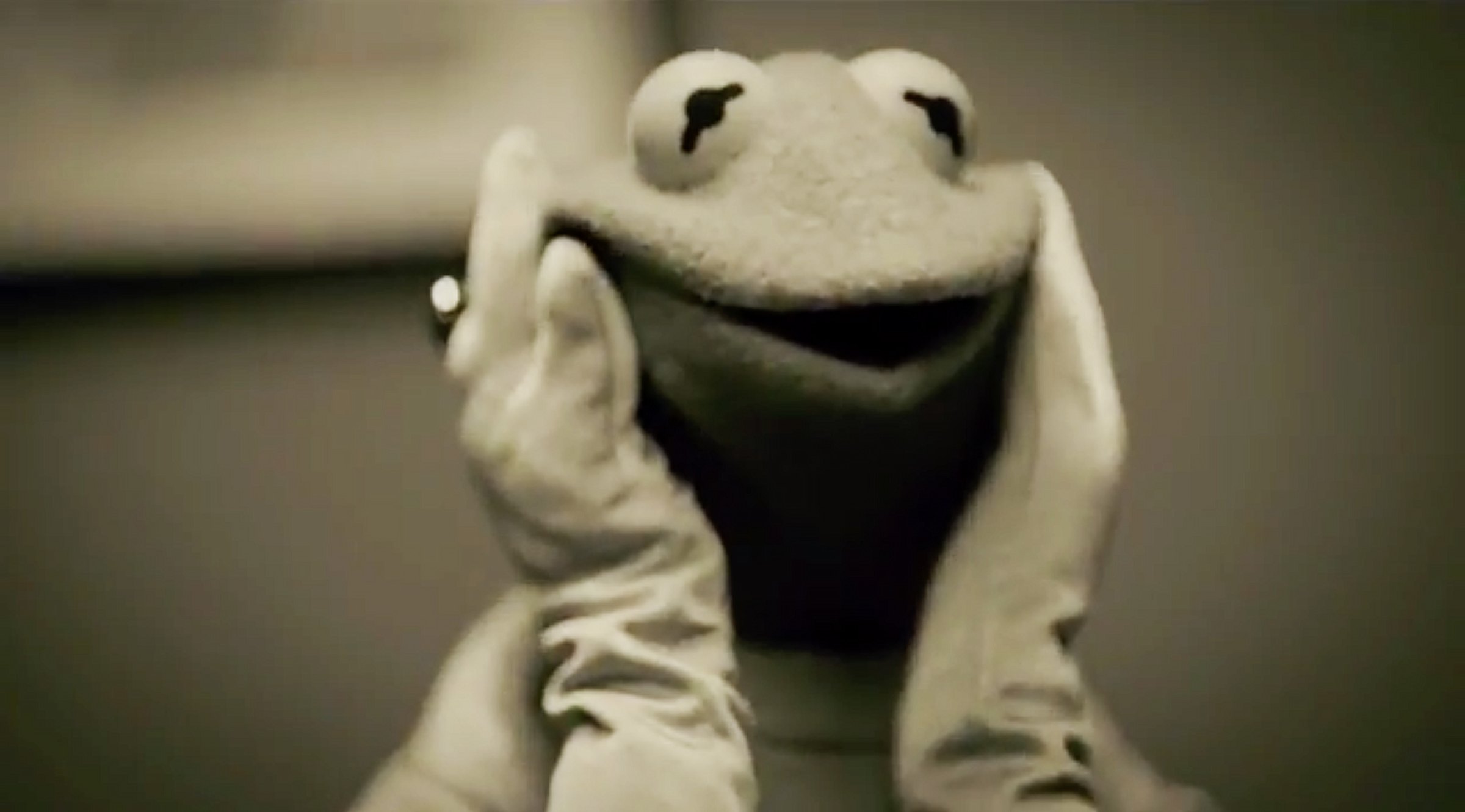 Miss Piggy, Kermit Recreate Adele’s “Hello” Music Video