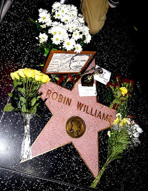Robin Williams Remembered With Moving Tributes Across the Country