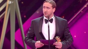 Ryan Gosling Impostor Accepts ‘La La Land’ Trophy at German Awards Show ...