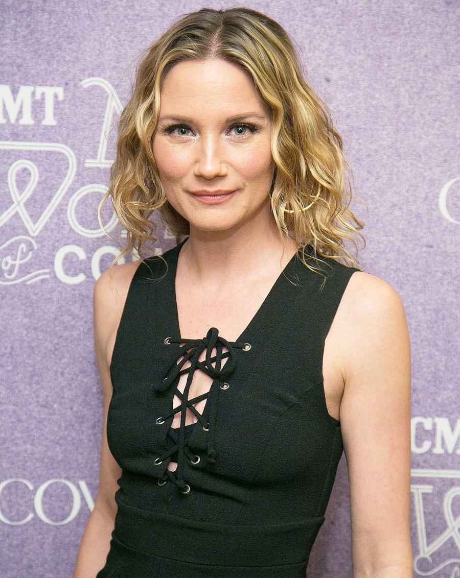 Jennifer Nettles Opens Up Her Bag for Us Weekly: Video | Us Weekly