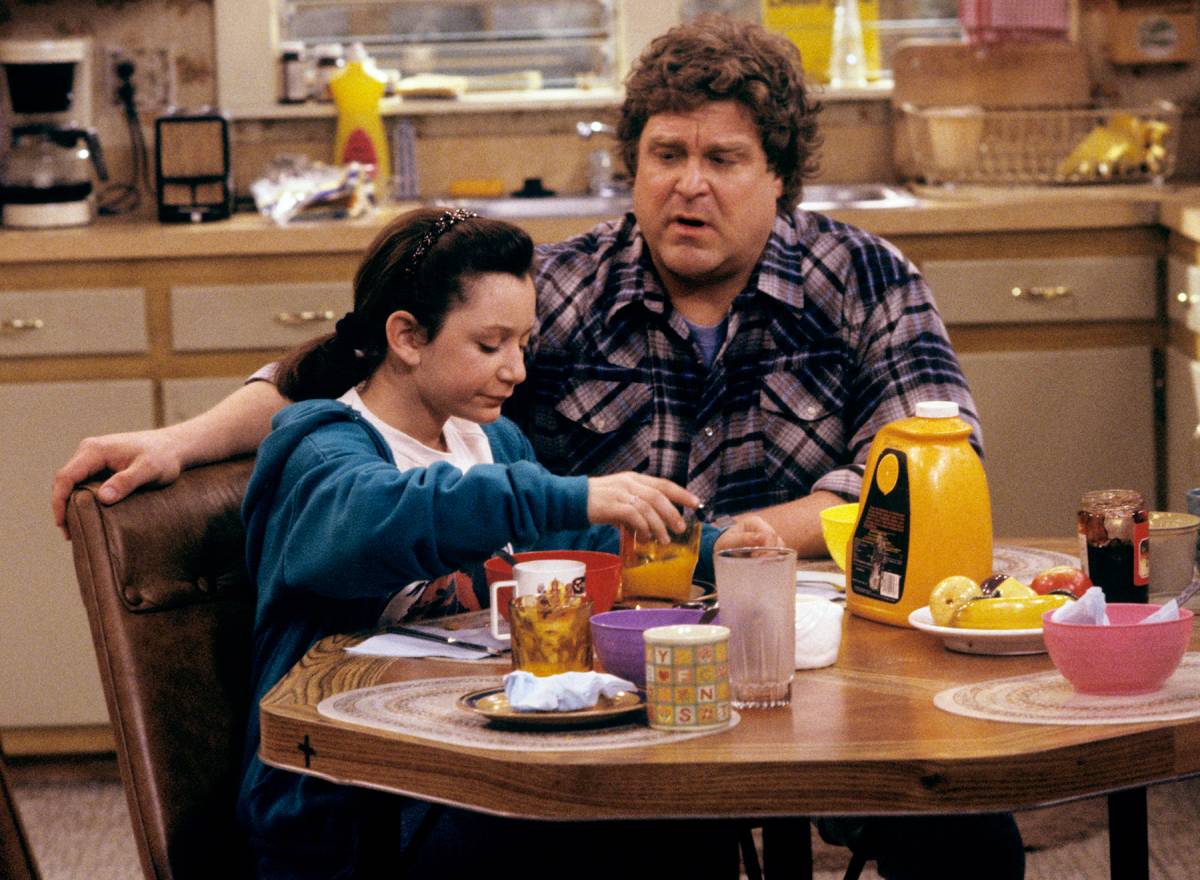 John Goodman, Sara Gilbert Reunite for 'Roseanne' Spoof 20 Years Later ...