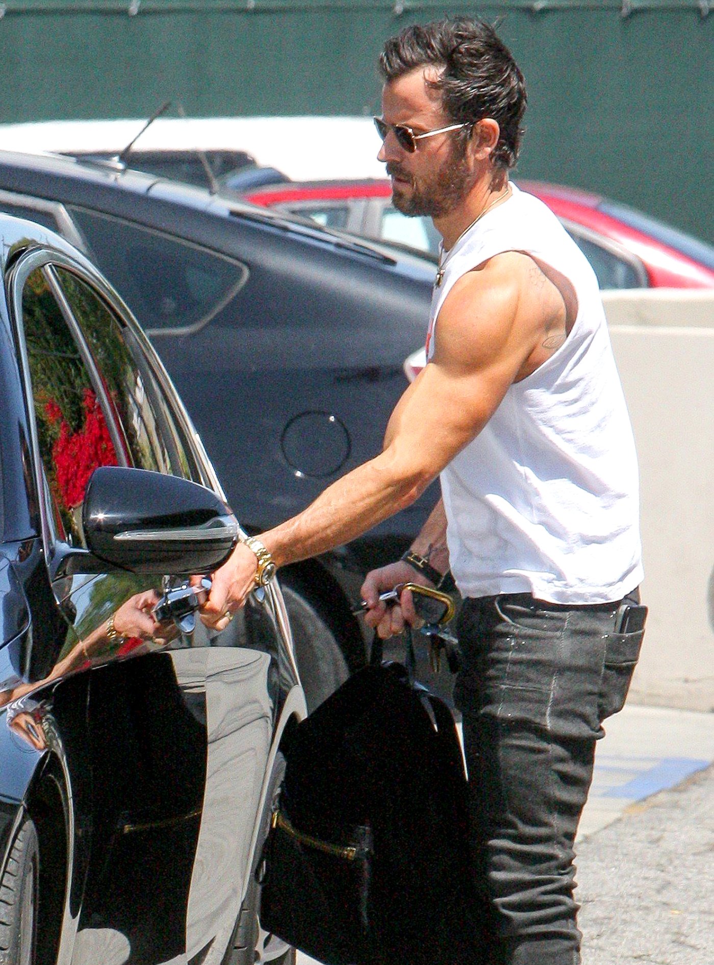 Justin Theroux Shows Off Ripped Arms After Working Out in L.A. | Us Weekly