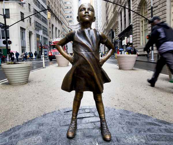 New ‘Fearless Girl’ Statue Stares Down Wall Street’s Iconic Bull | Us ...