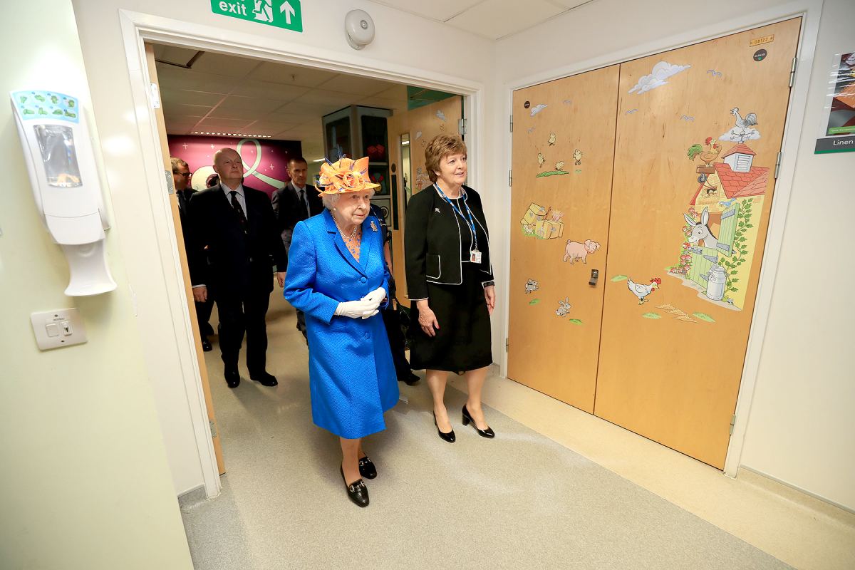 Queen Elizabeth II Visits Manchester Attack Victims: Photos | Us Weekly
